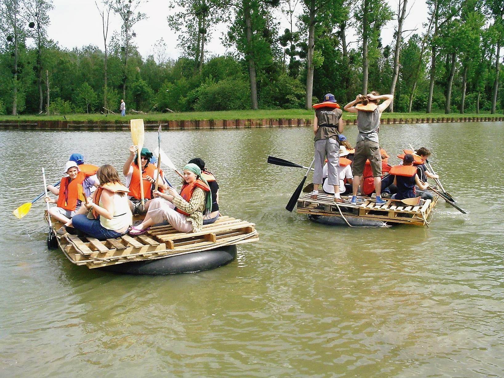 La troupe de Château-Thierry en radeaux — LaToileScoute