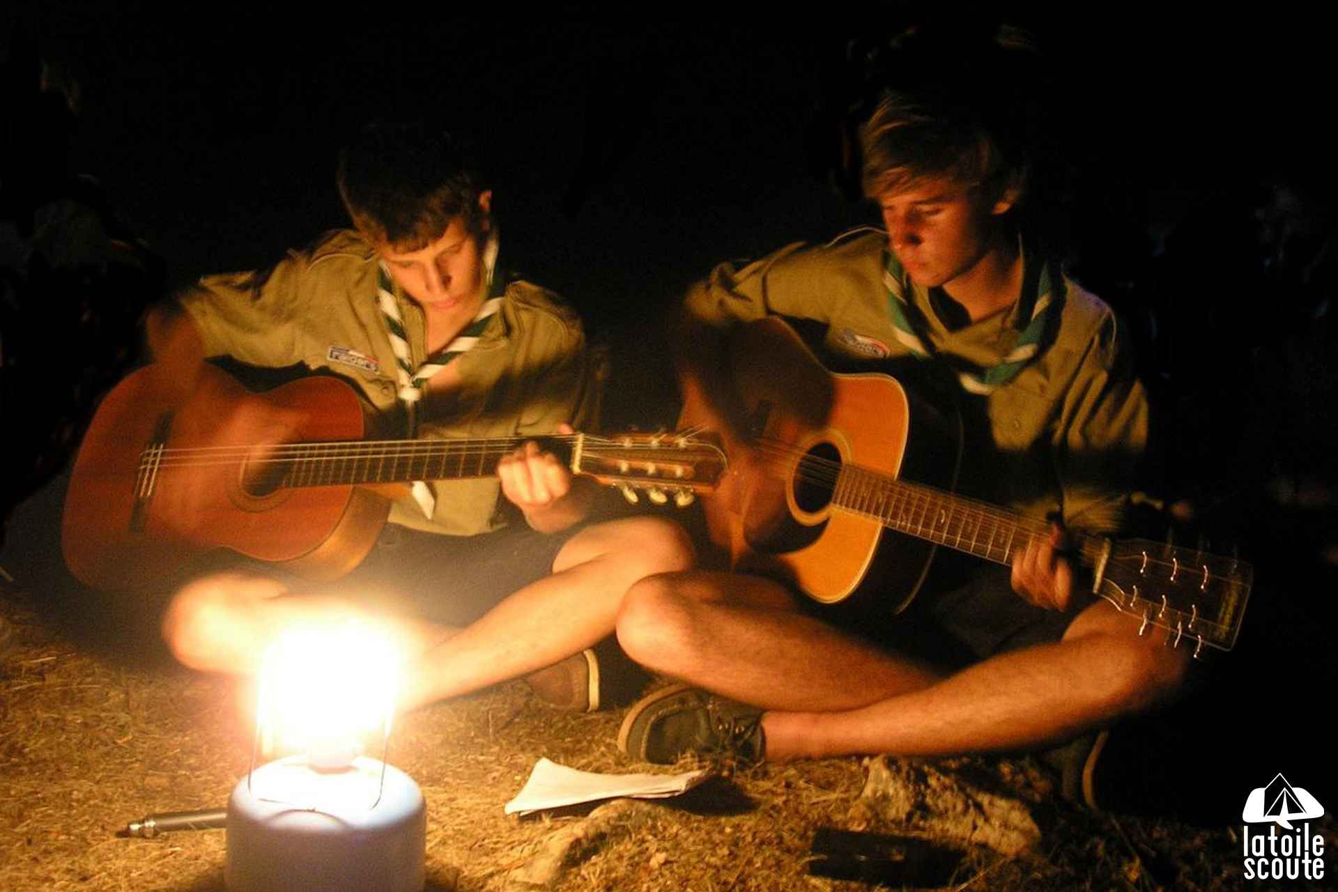 Les scouts adorent chanter — LaToileScoute