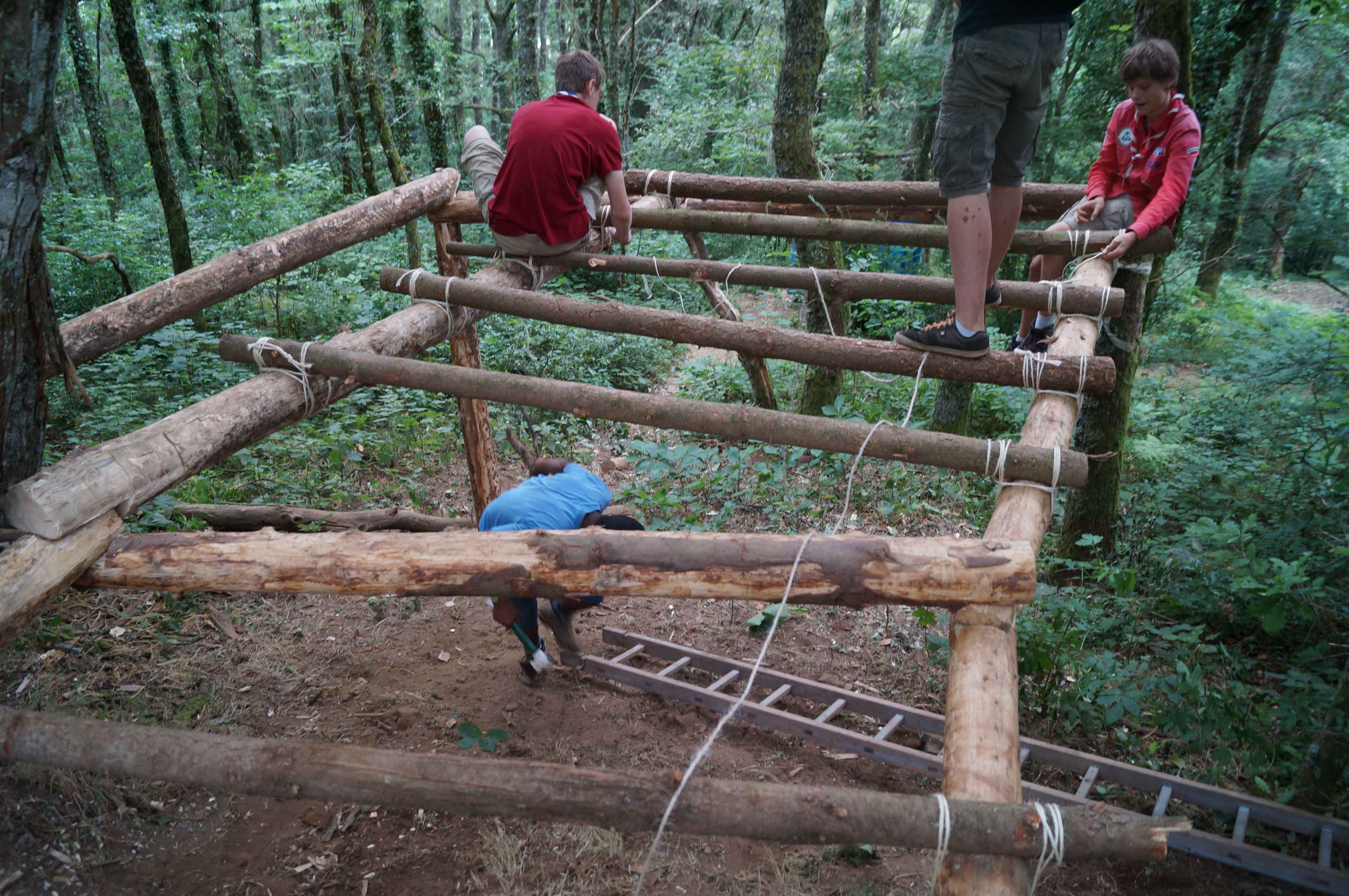 La tente sur-élevée (ou sur pilotis) un peu plus élevée — LaToileScoute