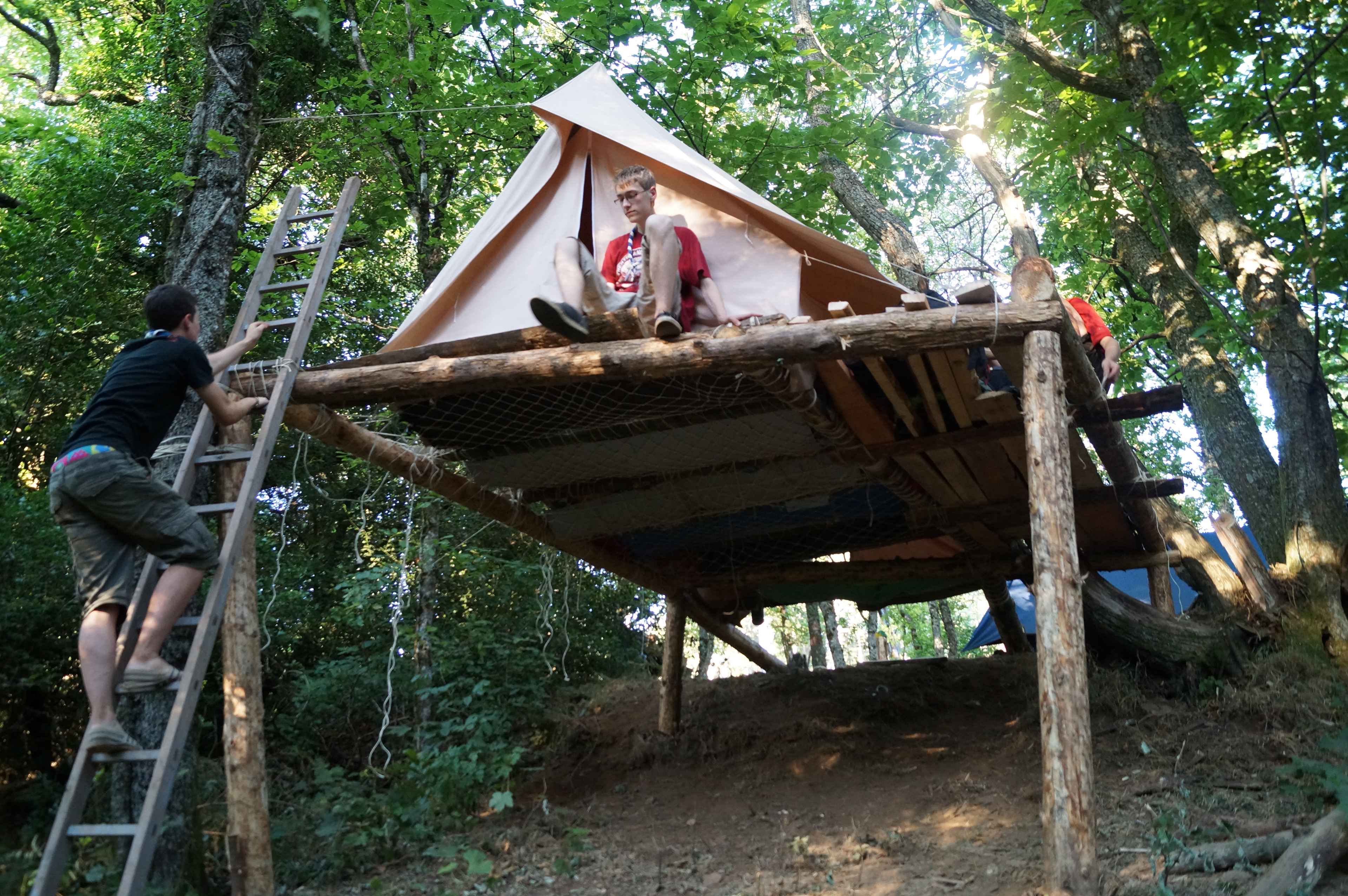 La tente sur-élevée (ou sur pilotis) un peu plus élevée — LaToileScoute