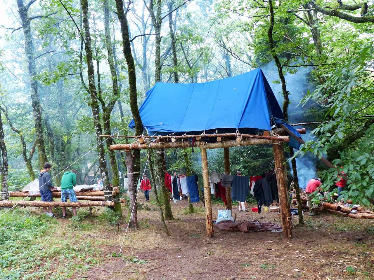 La tente sur-élevée (ou sur pilotis) — LaToileScoute